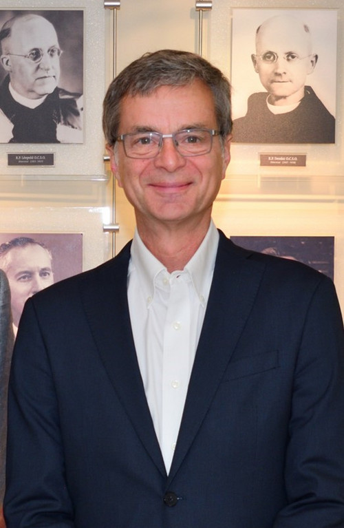 Le Conseil de l'Université a conféré le titre de professeur émérite au ...